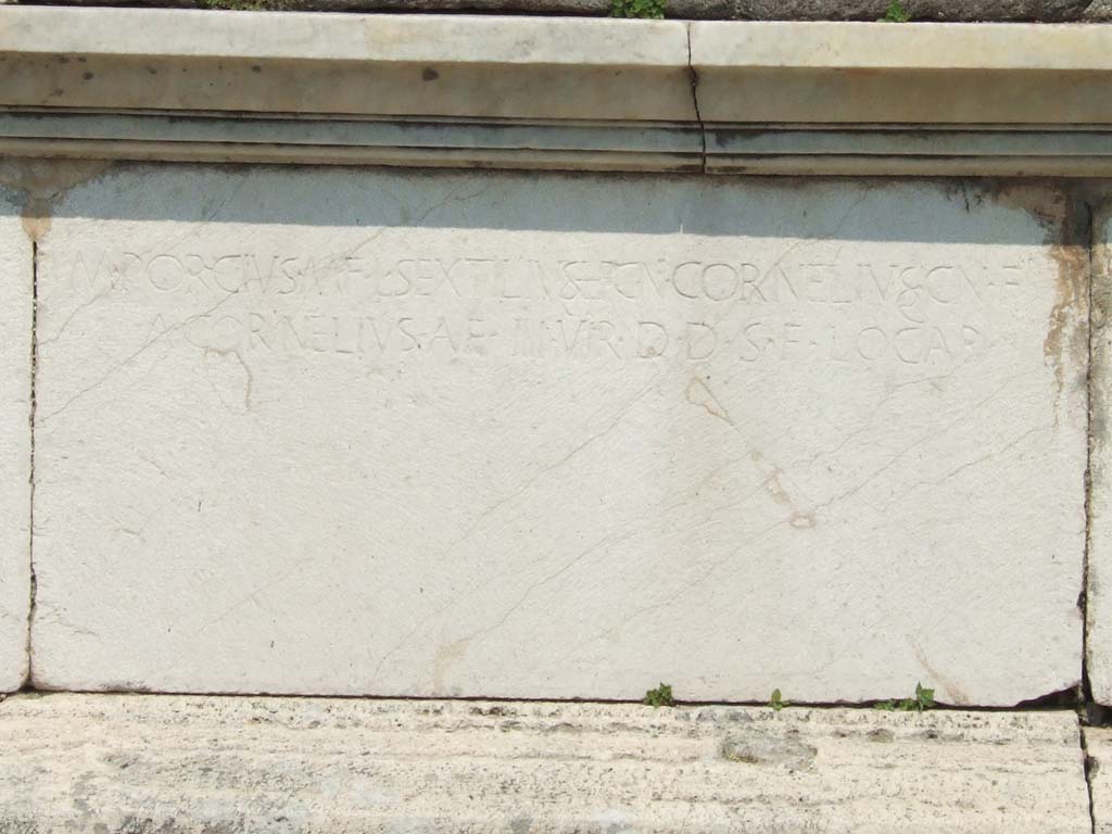 VII.7.32 Pompeii. May 2006. Altar inscription, written in Latin, saying ...